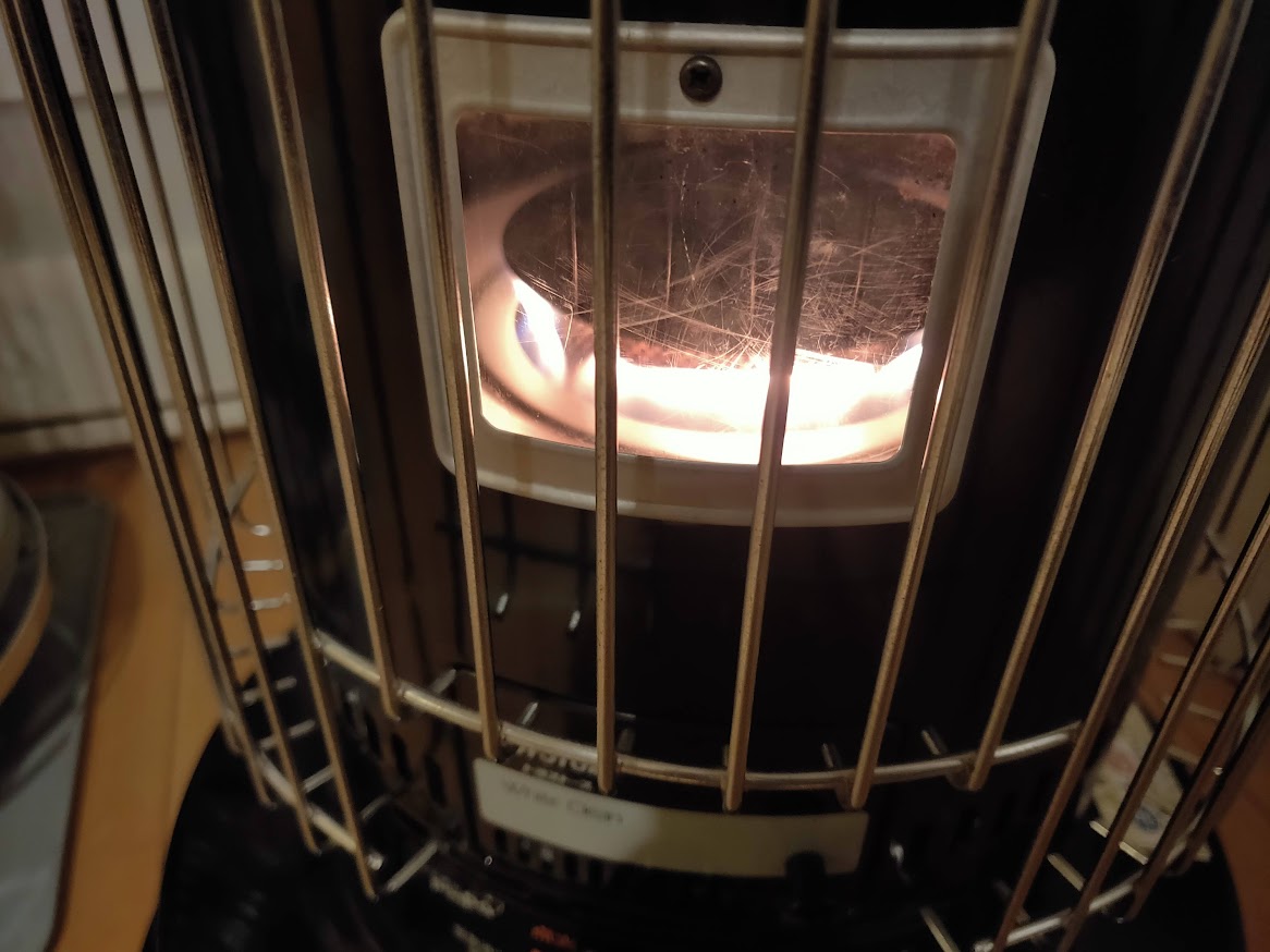 キャンプ用ではなく家庭用 トヨトミの石油ストーブKS-67Hは火力強すぎで最強 湯沸かしも調理も早い | てきとーる.com